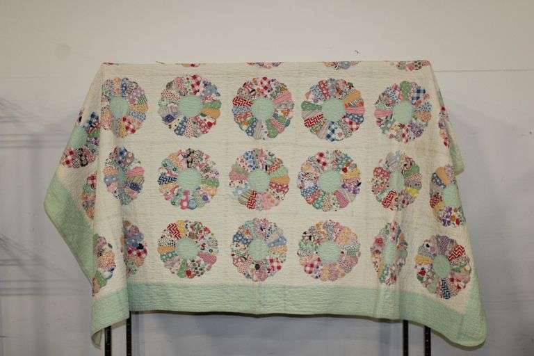 Vintage Friendship Ring Quilt - Auction Ohio