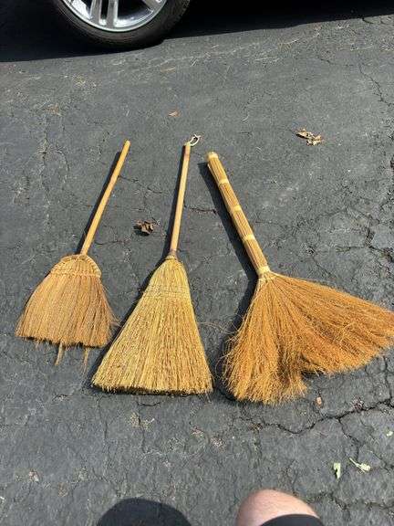 Decorative brooms - Auction Ohio