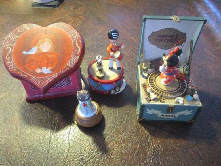 Music Boxes Minnie & More - Auction Ohio