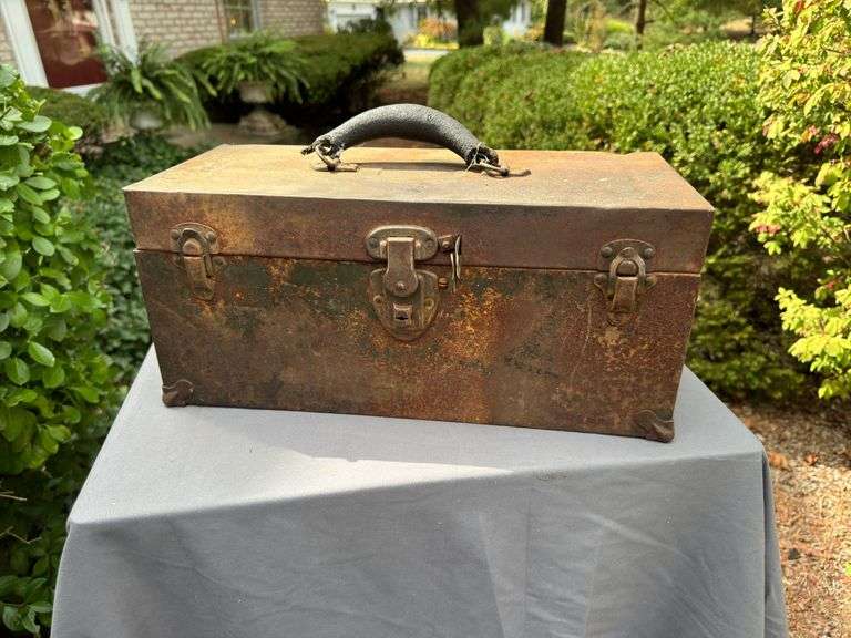 Rustic tool box - Auction Ohio