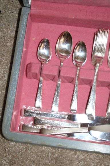 Oneida Flatware Set - Auction Ohio