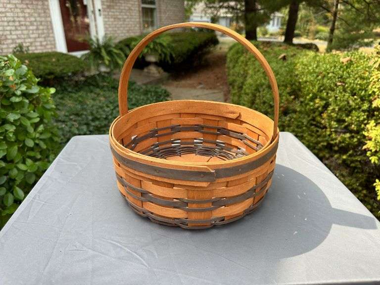 Round Longaberger basket 1989 - Auction Ohio