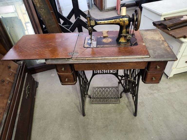 Treadle Singer Sewing Machine - Auction Ohio