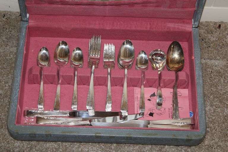 Oneida Flatware Set - Auction Ohio