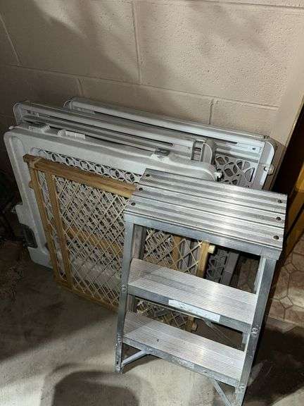 Gates, step ladder - Auction Ohio