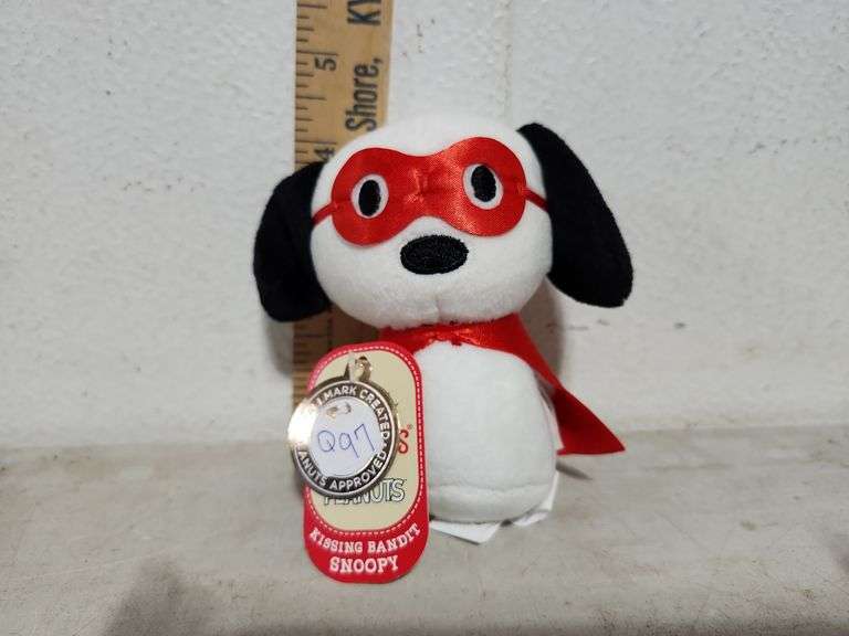 2022 Hallmark Itty Bittys Peanuts Kissing Bandit Snoopy - Auction Ohio