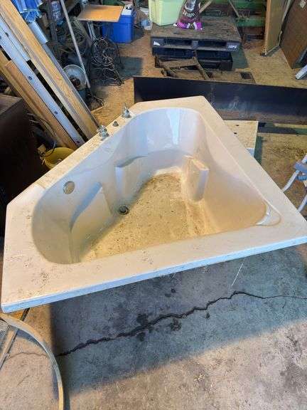 Triangular Bathtub - Auction Ohio