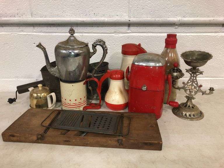 Antique and vintage kitchen decor - Auction Ohio