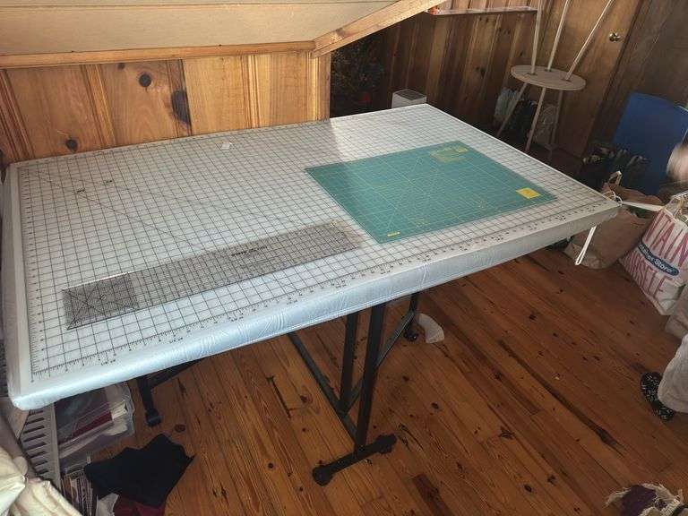 Adjustable Craft Table - Auction Ohio