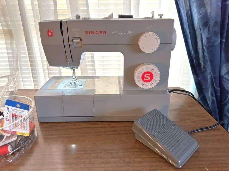 Singer portable sewing machine - Auction Ohio