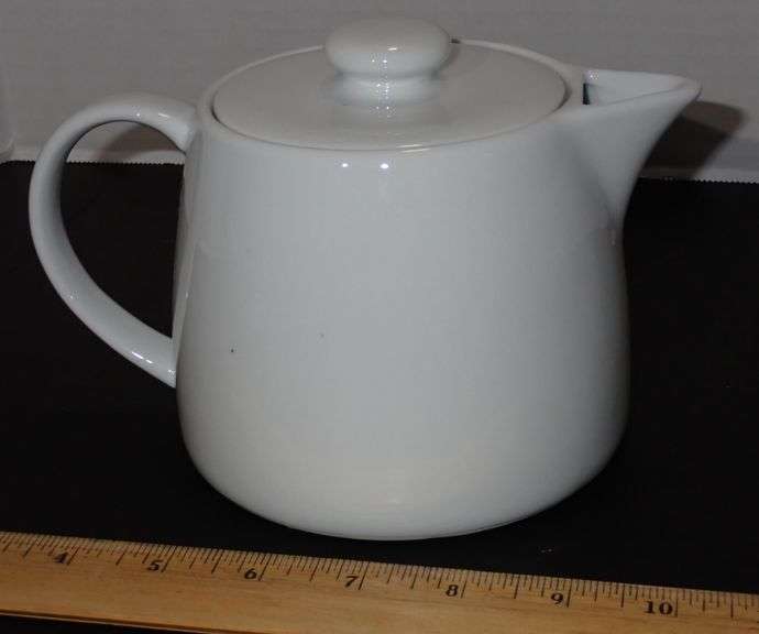 Dash of That Small White Ceramic Mod Teapot - Auction Ohio
