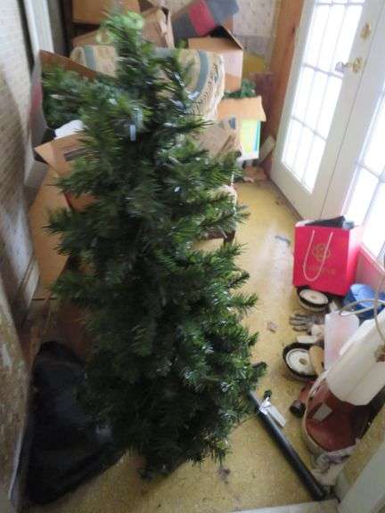 Clean Out Lot with Seasonal Decor and Assorted Items - Auction Ohio