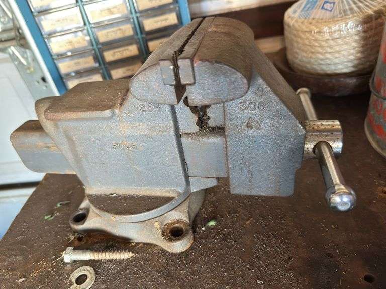 Craftsman 4 1/2 vise - Auction Ohio