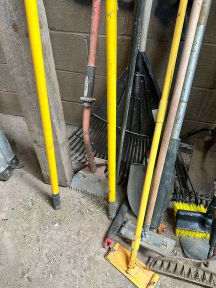 Long Handle Tools - Auction Ohio