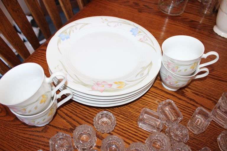 Glassware & China - Auction Ohio