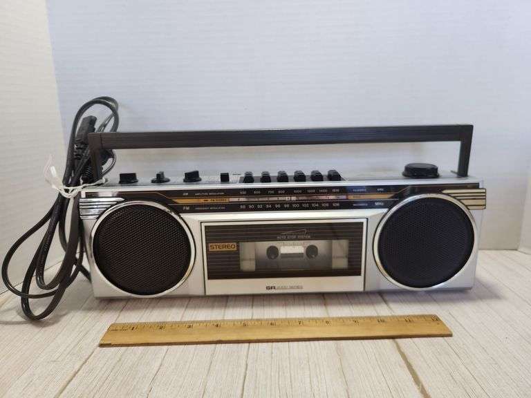 AM/FM Cassette Boom Box with clean battery compartment - Auction Ohio