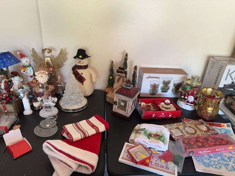 Christmas holiday decor - Auction Ohio