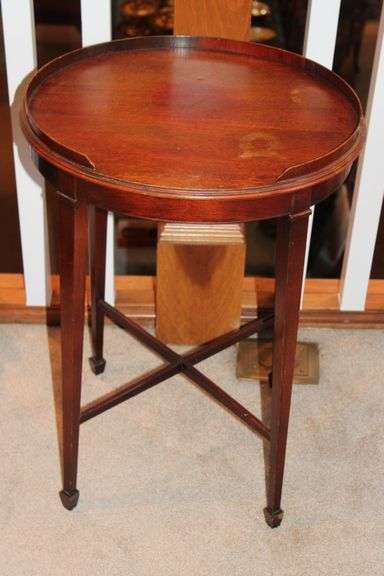 Oval Side Table - Auction Ohio
