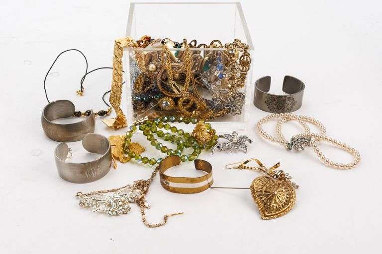 HUGE Collection of Costume Jewelry and Acrylic Case - Auction Ohio