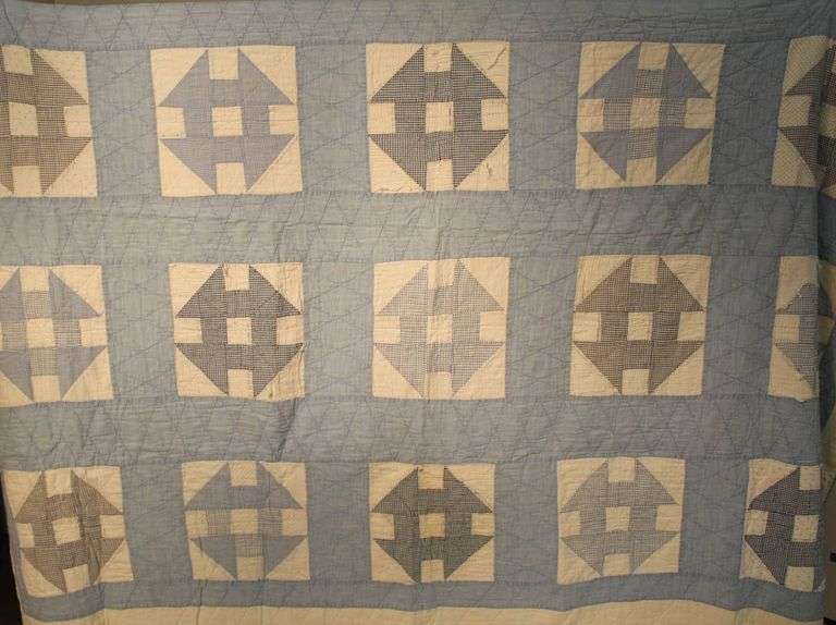 BLUE AND WHITE MONKEY WRENCH PATTERN QUILT. - Auction Ohio