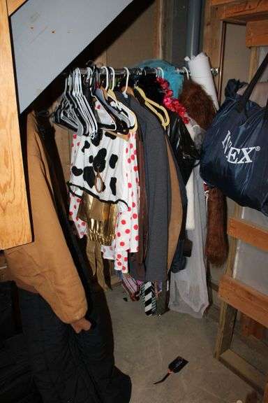 Costumes & Clothing - Auction Ohio