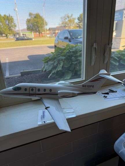 Model Jet Airplane Display - Auction Ohio