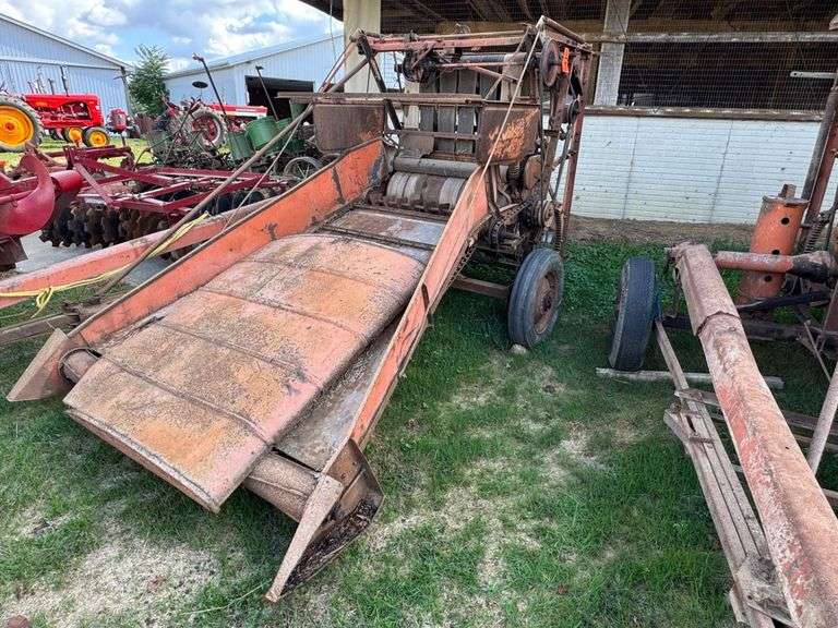 Allis Chalmers Round Baler - Auction Ohio