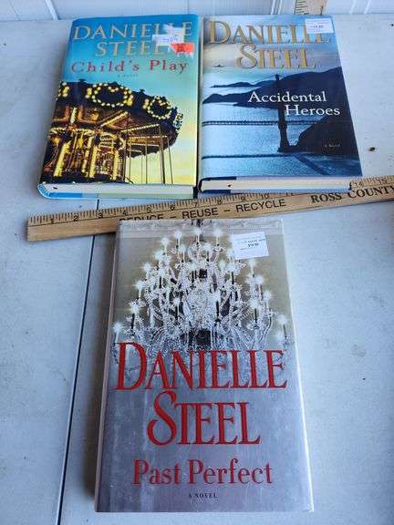 3 Hardback Danielle Steel Books - Auction Ohio