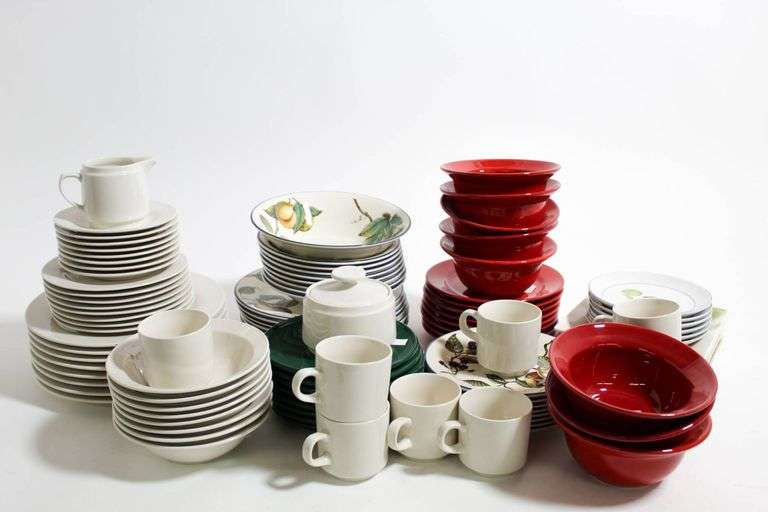 CONTEMPORARY DISHWARE WITH ASSORTED PATTERNS AND COLORS. - Auction Ohio