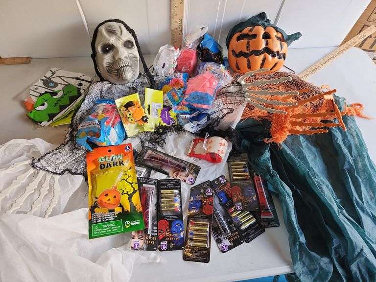 Assorted Halloween Decor - Auction Ohio
