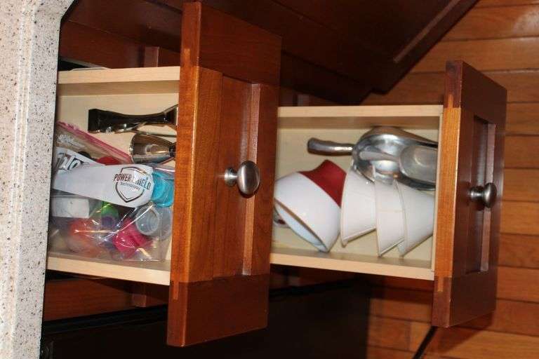 Kitchen Drawer Contents - Auction Ohio