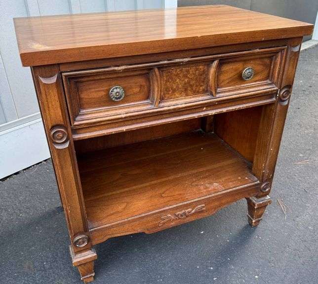 MCM Wooden End Table With Single Drawer and Ornate Detailing - Auction Ohio