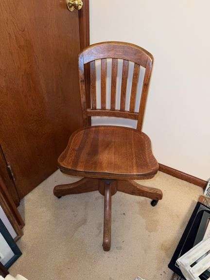 Vintage Swivel Chair - Auction Ohio