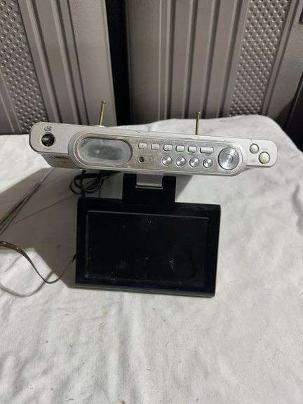 A GPX under the cabinet TV/radio, electronic device - Auction Ohio