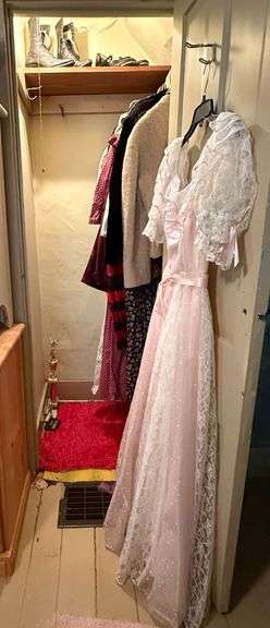Women's Clothing - Auction Ohio