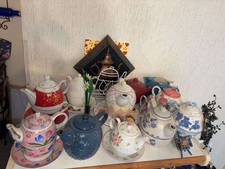 Porcelain Tea Pots and Cups - Auction Ohio
