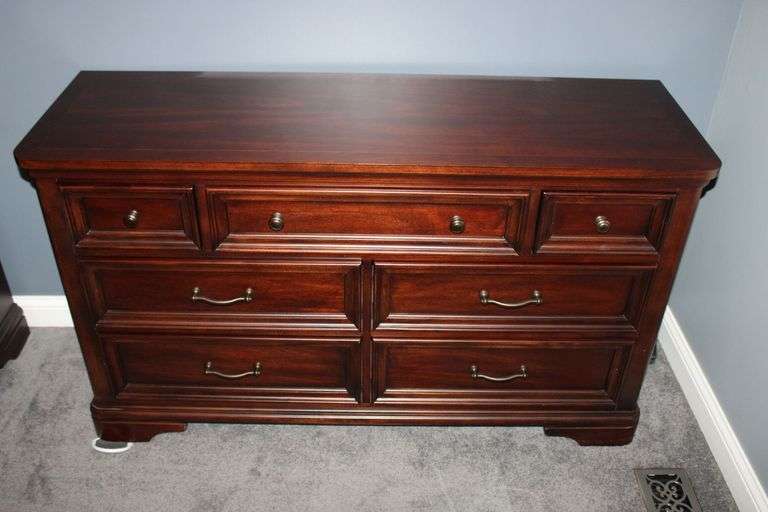 Universal Broadmoore Dresser - Auction Ohio