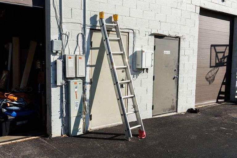 16 Foot Extension Ladder - Auction Ohio