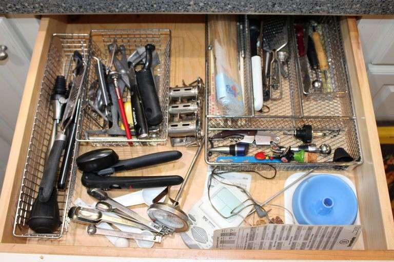 Drawer Contents - Auction Ohio