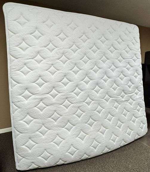 LIKE NEW KING-Size Mattress with Quilted Top and Platform Bed Frame ...