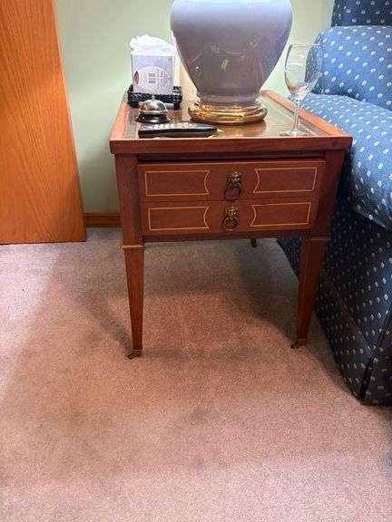Beautiful end table - Auction Ohio