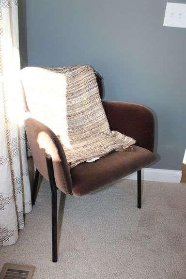 Accent Chair & Throw - Auction Ohio
