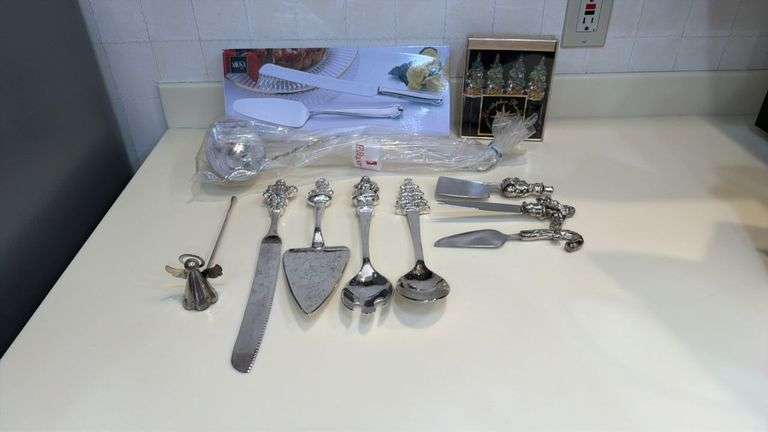 Holiday Themed Serving Utensils Set - Auction Ohio