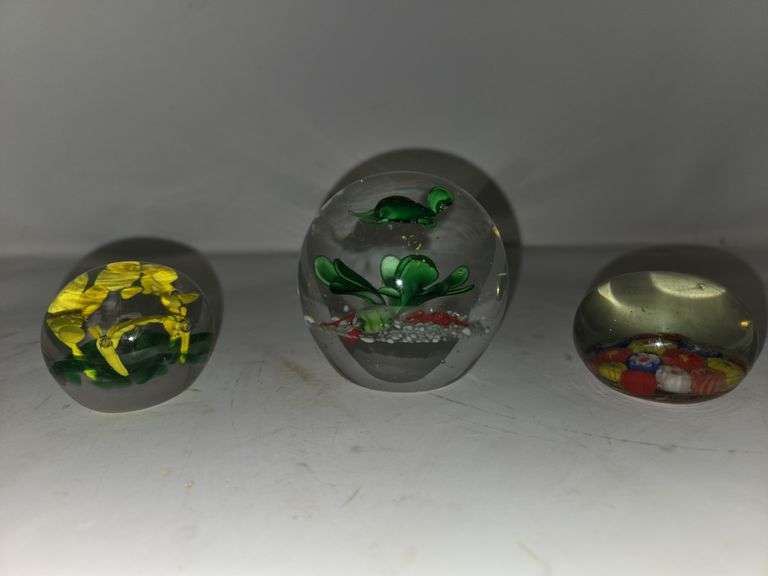 2 small flower and 1 LG Paperweight has green turtle - Auction Ohio