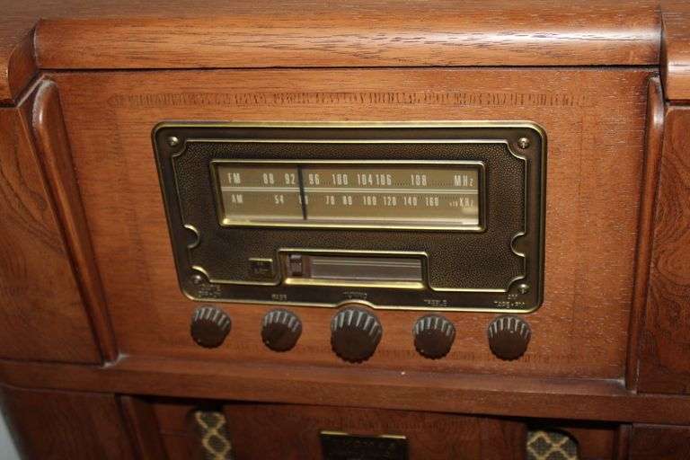 Thomas Console Radio - Auction Ohio