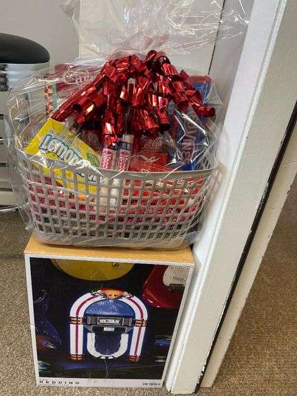 Barstool, Speaker, & retro items - Auction Ohio