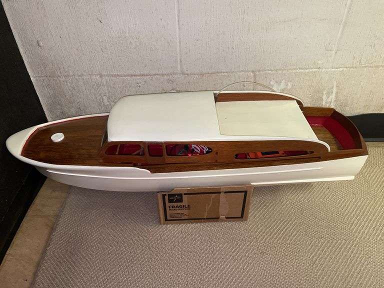 model RC boat - Auction Ohio