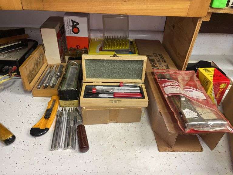Cabinet contents - Auction Ohio