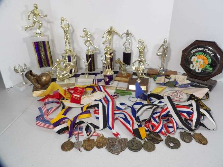 Trophies And Ribbons - Auction Ohio