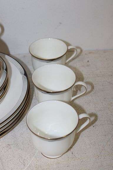 Lenox Debut Collection Erica China Set - Auction Ohio